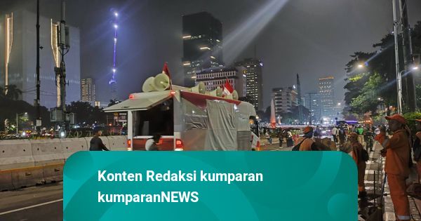 Massa Demo di Patung Kuda Bubarkan Diri, Jalan Medan Merdeka Barat Dibuka | kumparan.com